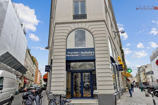 Luxury property agent specialized in luxury real estate in Paris, France